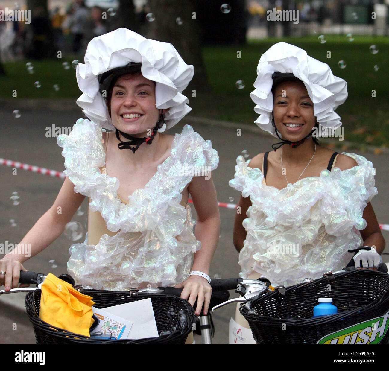 Social cycle hi-res stock photography and images - Alamy