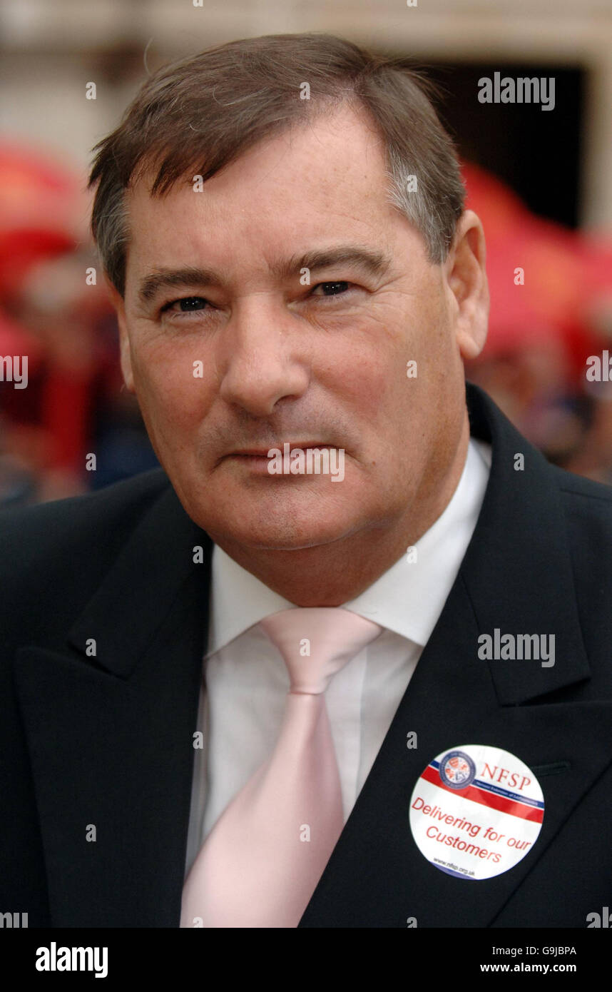 Colin baker outside 10 downing street hi-res stock photography and ...