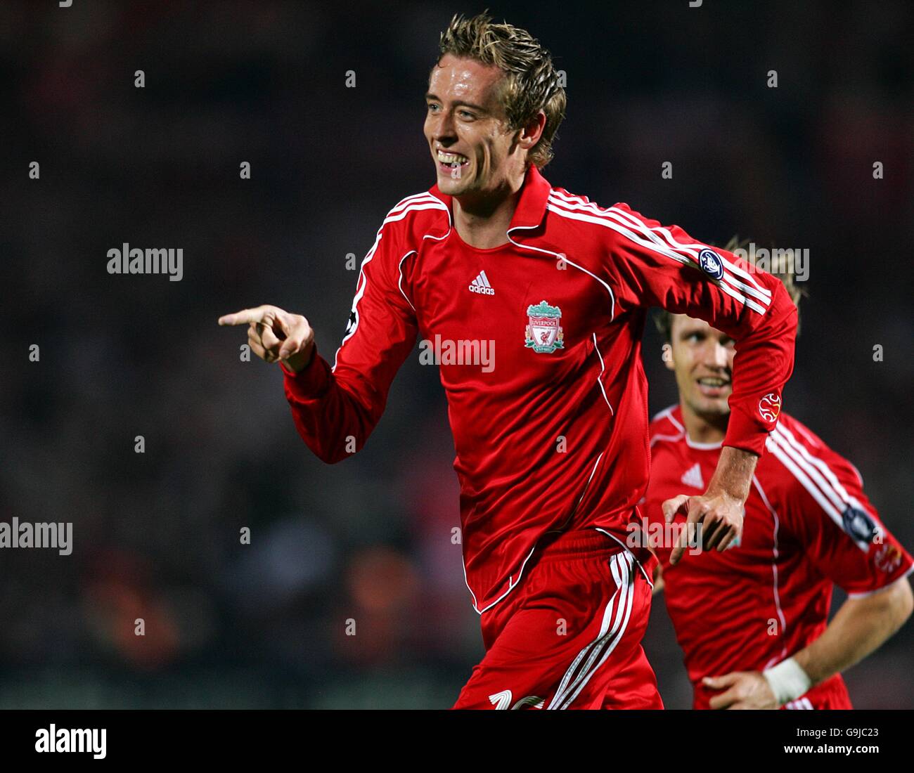 Liverpools peter crouch celebrates hi-res stock photography and images ...