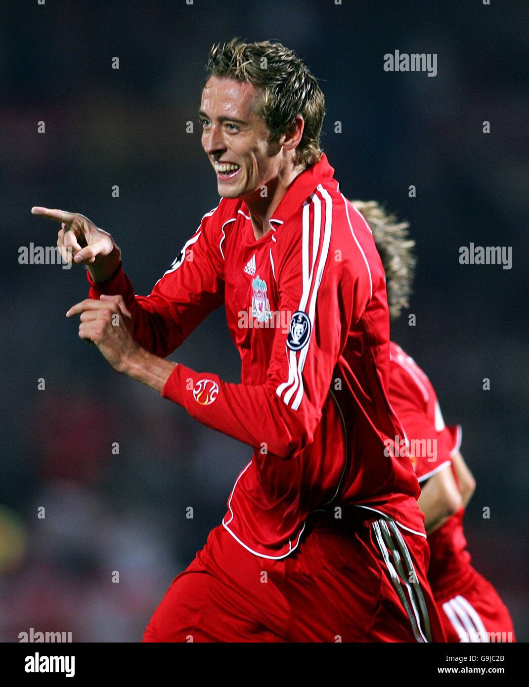 Liverpools peter crouch celebrates hi-res stock photography and images ...