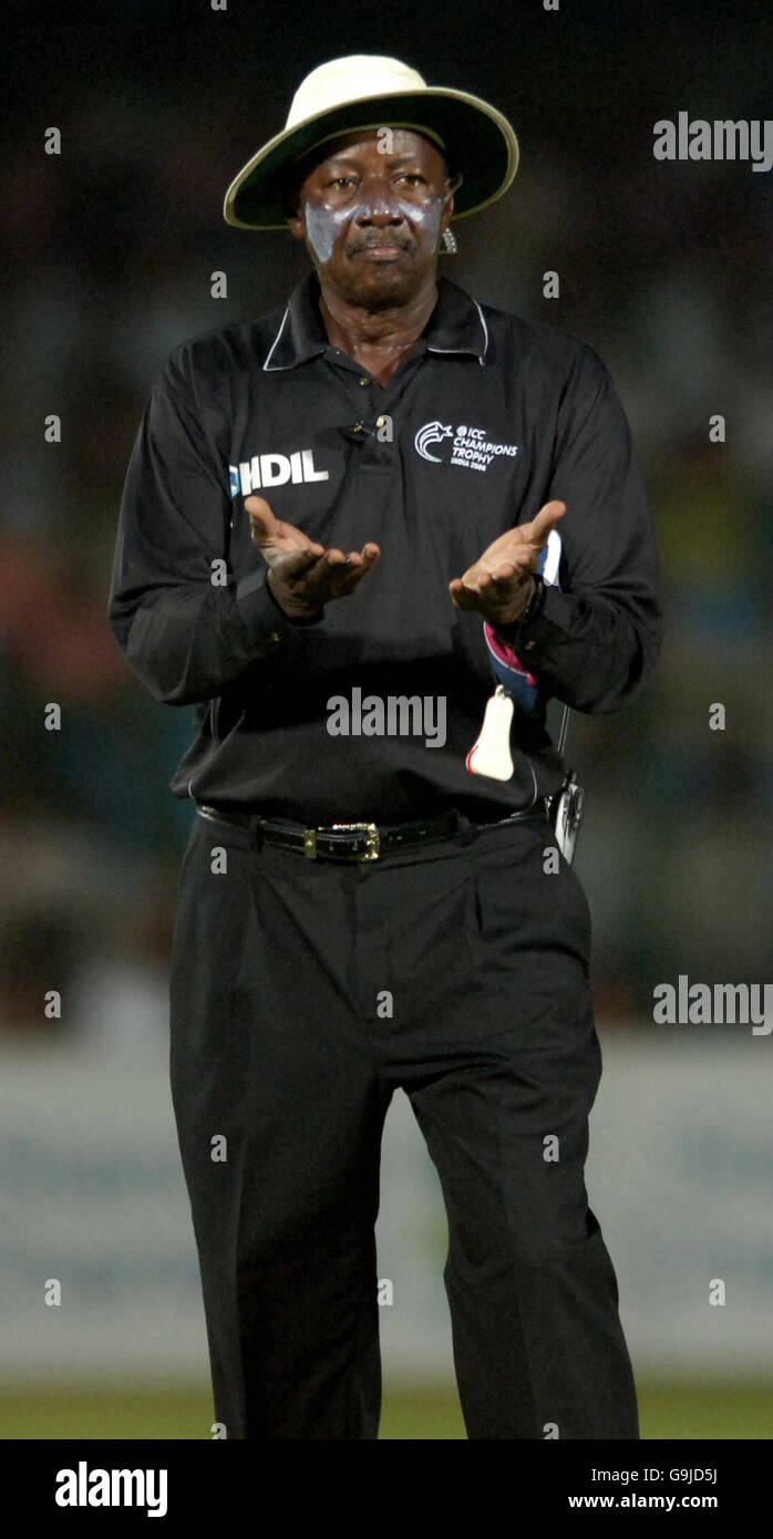 Umpire steve bucknor jamaica hi-res stock photography and images - Alamy