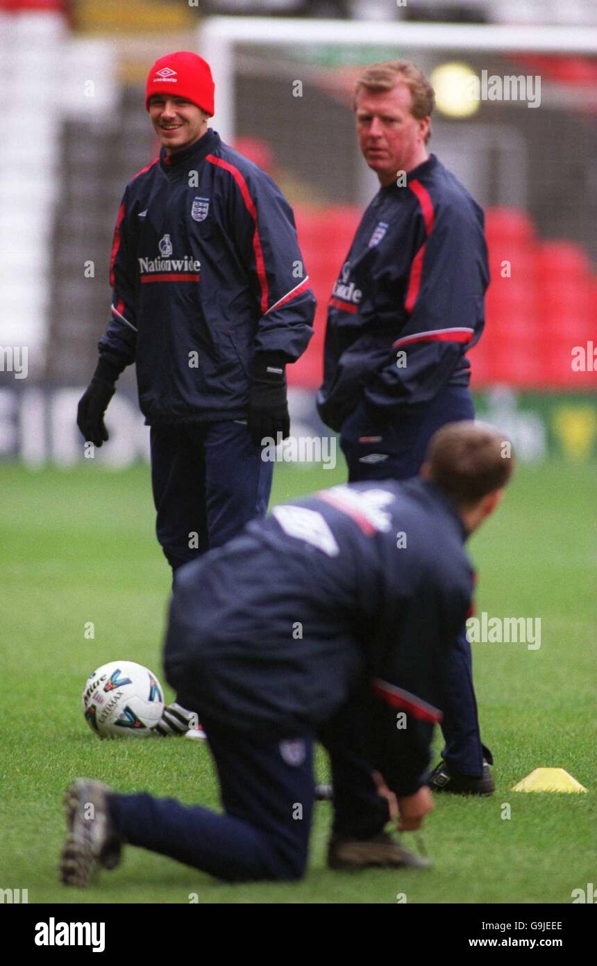 England's David Beckham (l) and England's coach Steve McClaren during ...