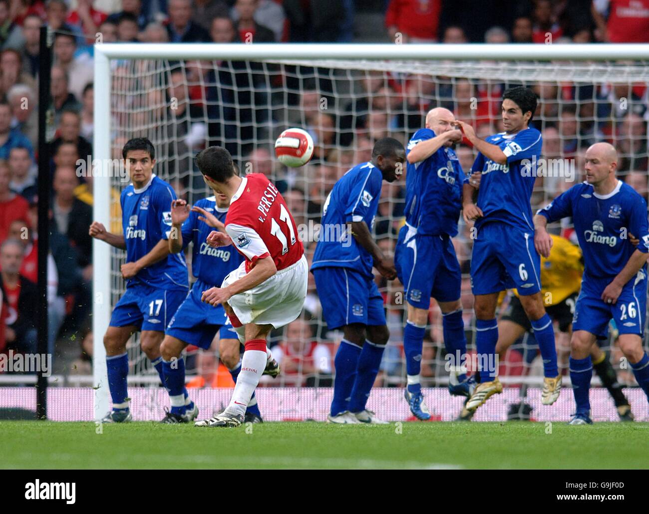 Arsenal free kick everton hi-res stock photography and images - Alamy