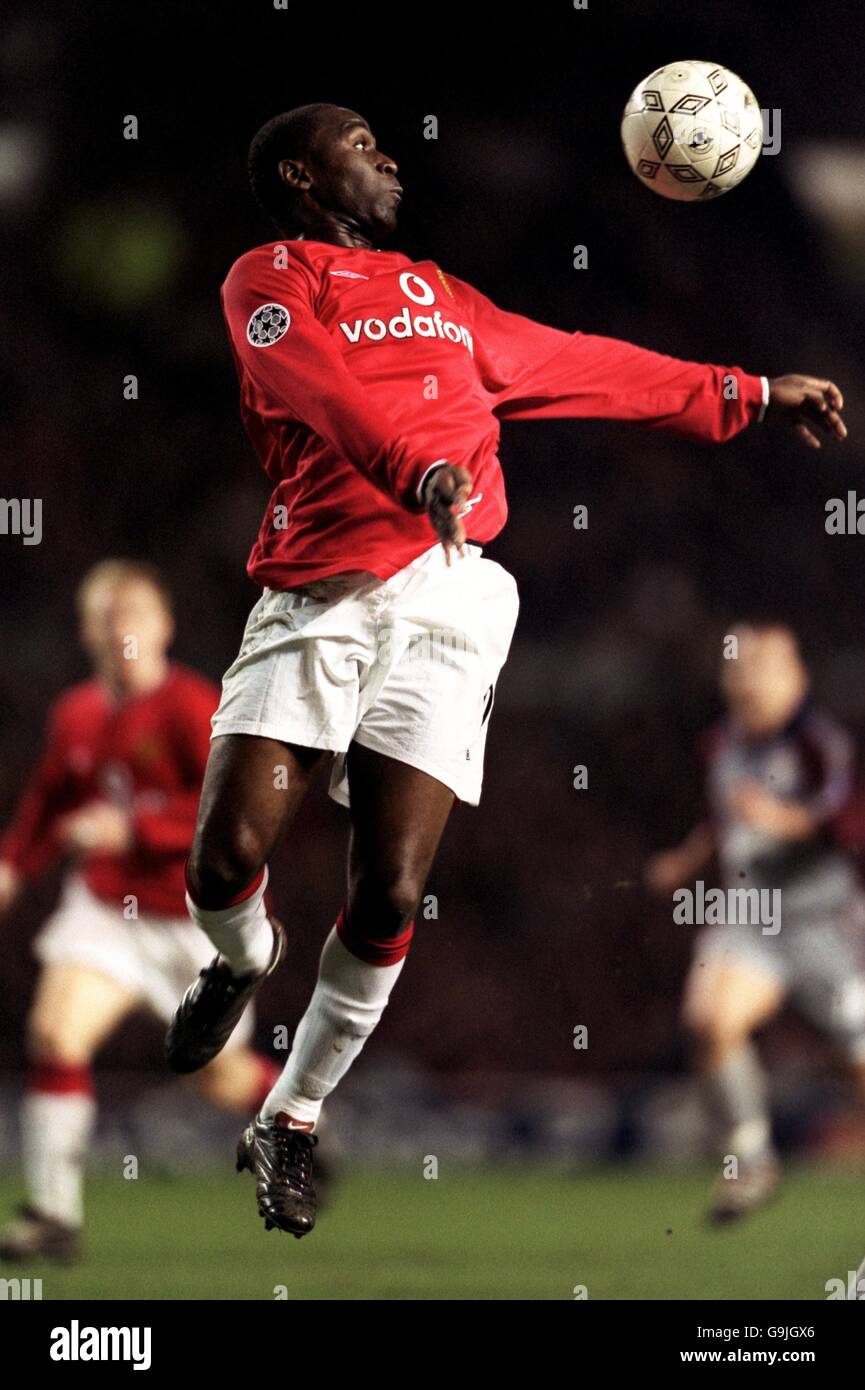 Chest control football hi-res stock photography and images - Alamy