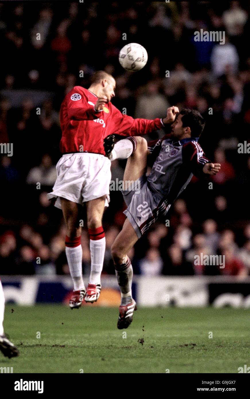 Manchester United's David Beckham (l) bravely goes for a header despite ...