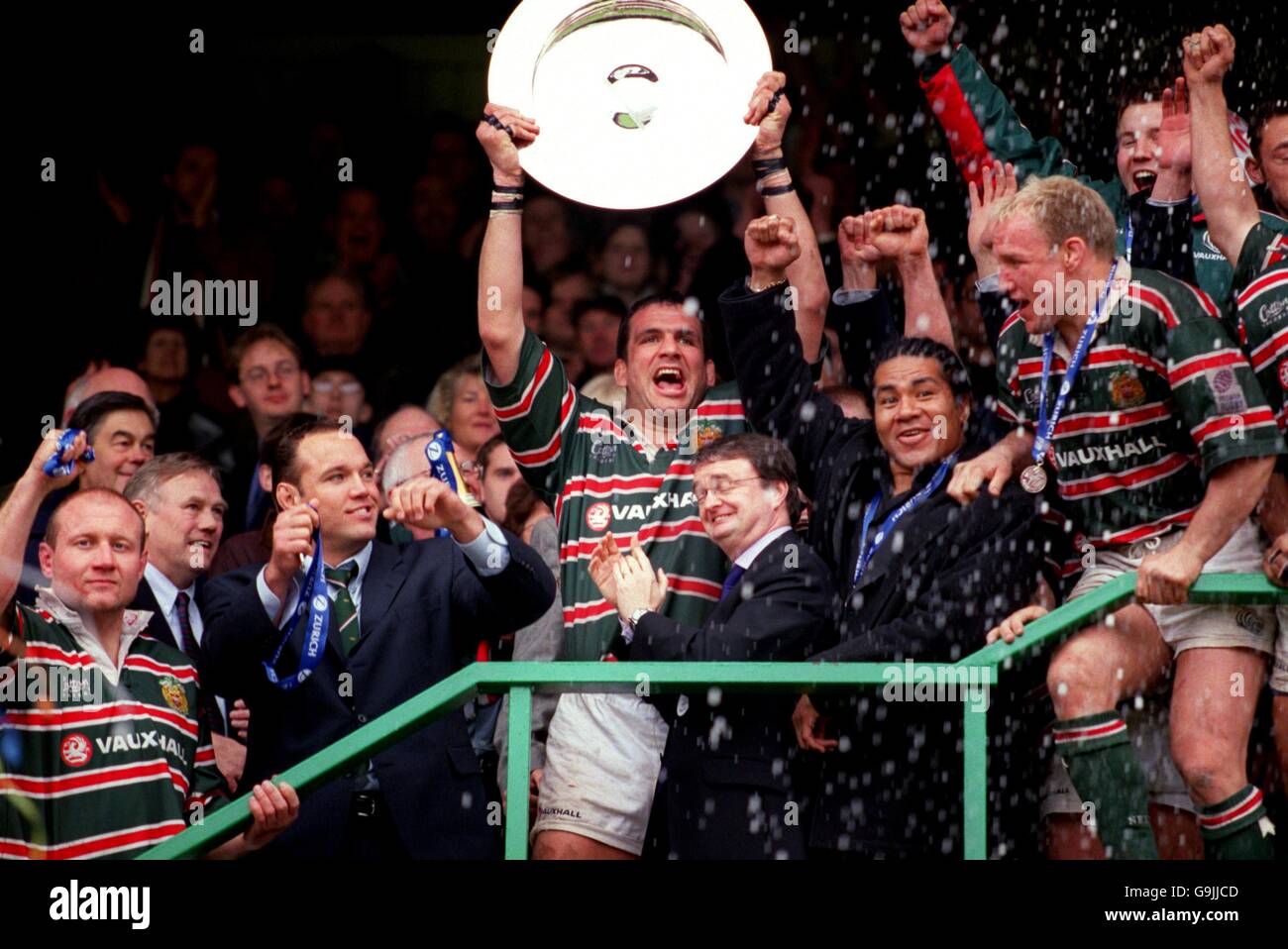 Leicester Tigers captain Martin Johnson (c) lifts the Zurich ...
