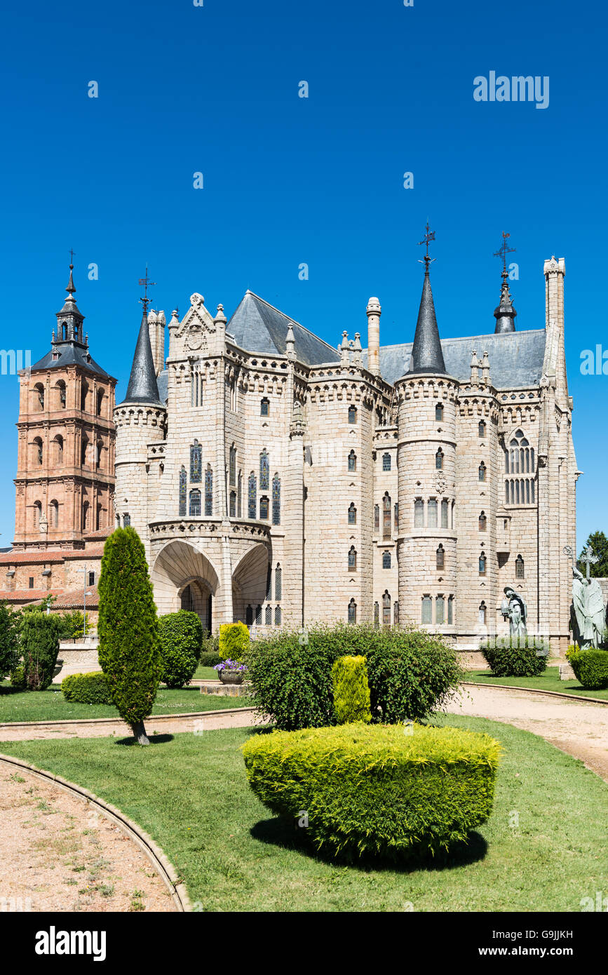 Gaudí castle astorga castilla león hi-res stock photography and images ...
