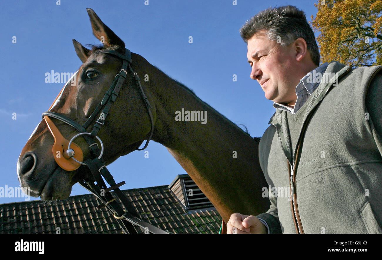 Racing - Horses parade - Manor Farm Stables Stock Photo - Alamy