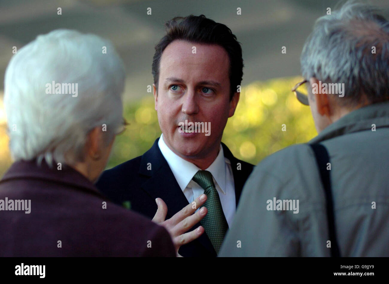 David Cameron, leader of the Conservative Party, talks to Dee (left ...