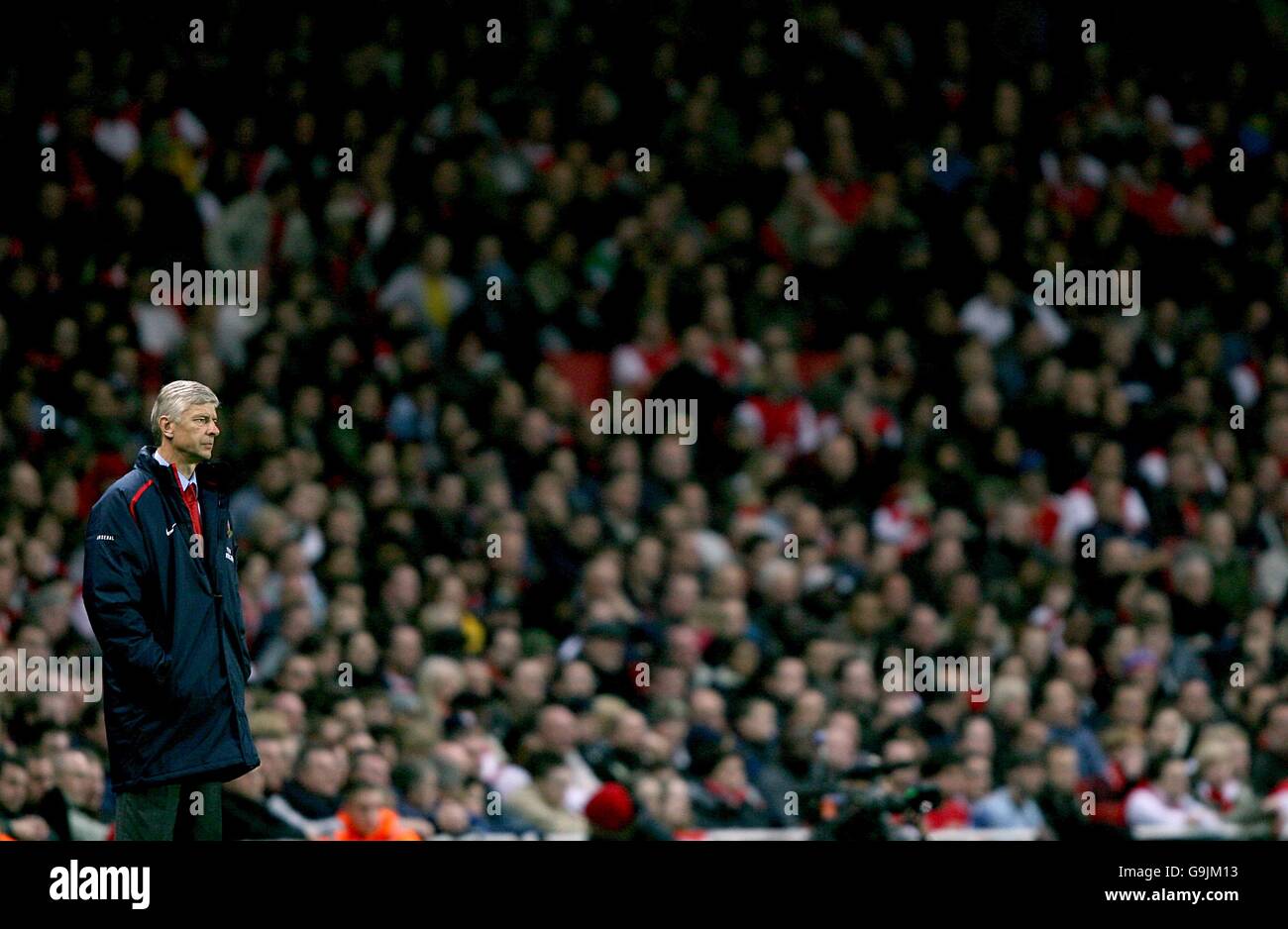 Arsenal football stadium crowd hi-res stock photography and images - Alamy