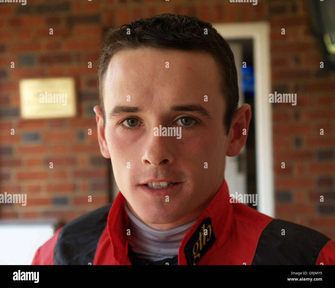 Jockey sean quinlan at sandown racecourse hi-res stock photography and ...