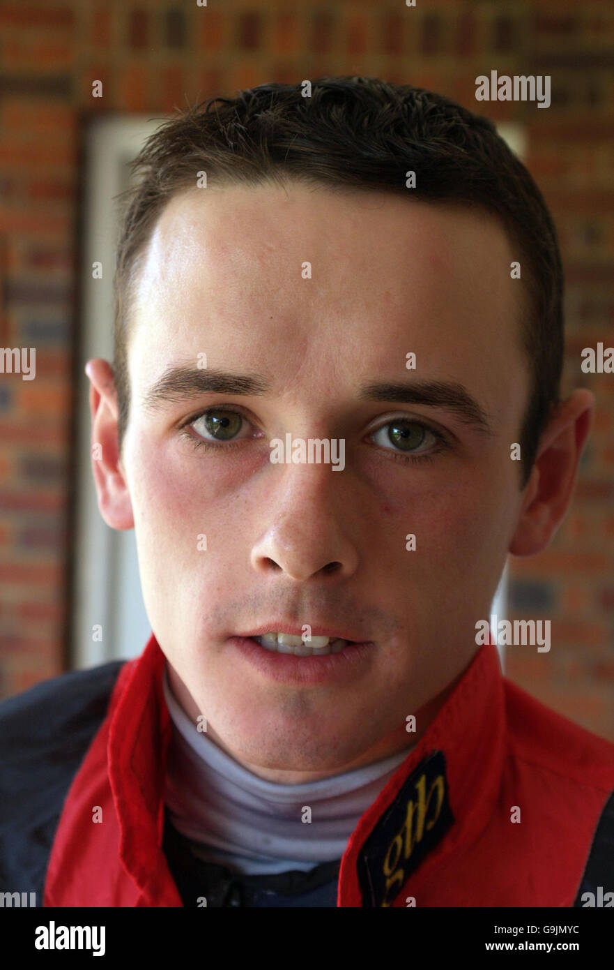 Jockey sean quinlan at sandown racecourse hi-res stock photography and ...