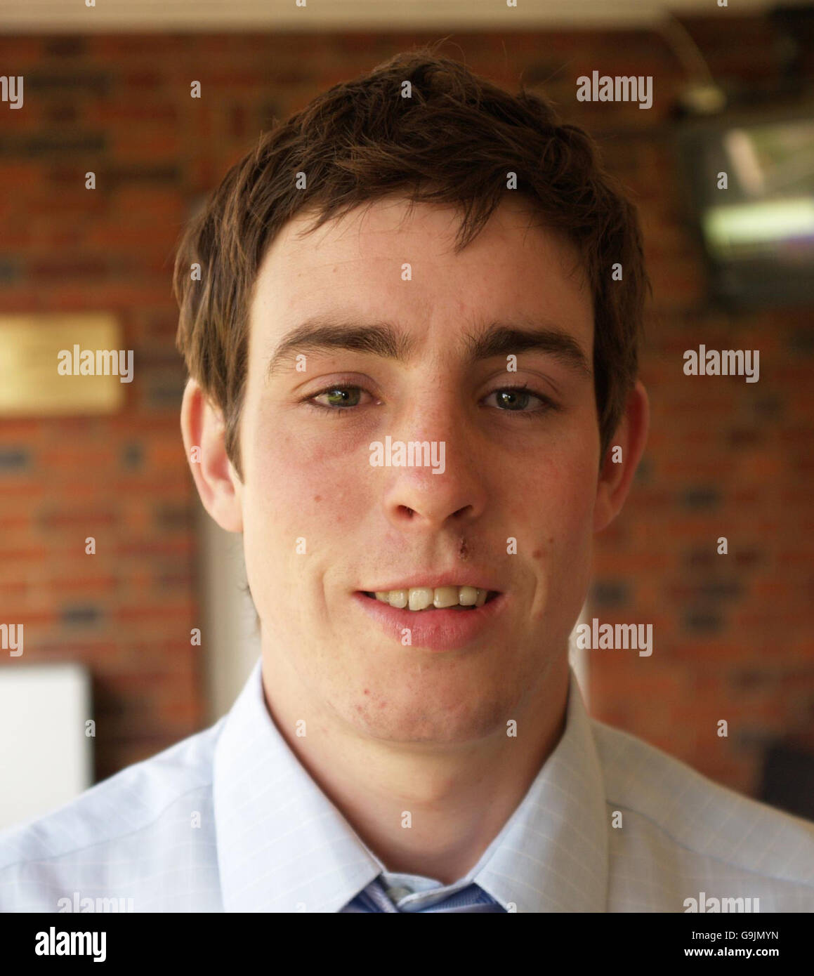 Jockey matthew roe at sandown racecourse hi-res stock photography and ...