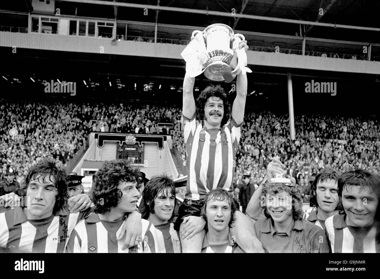 Sunderland captain Bobby Kerr (top) lifts the FA Cup as he is supported ...