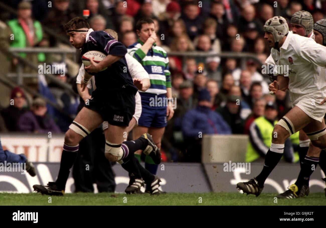 Scotland's Scott Murray tries to outrun the England defence Stock Photo ...