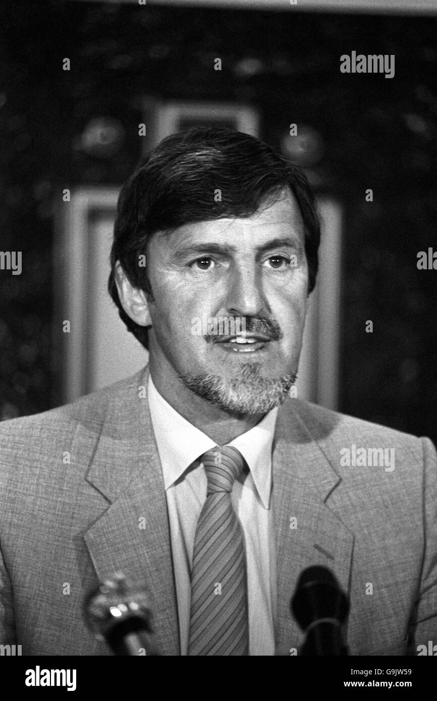 Jimmy Hill, the organizer of the rebel tour, speaks to the press Stock ...