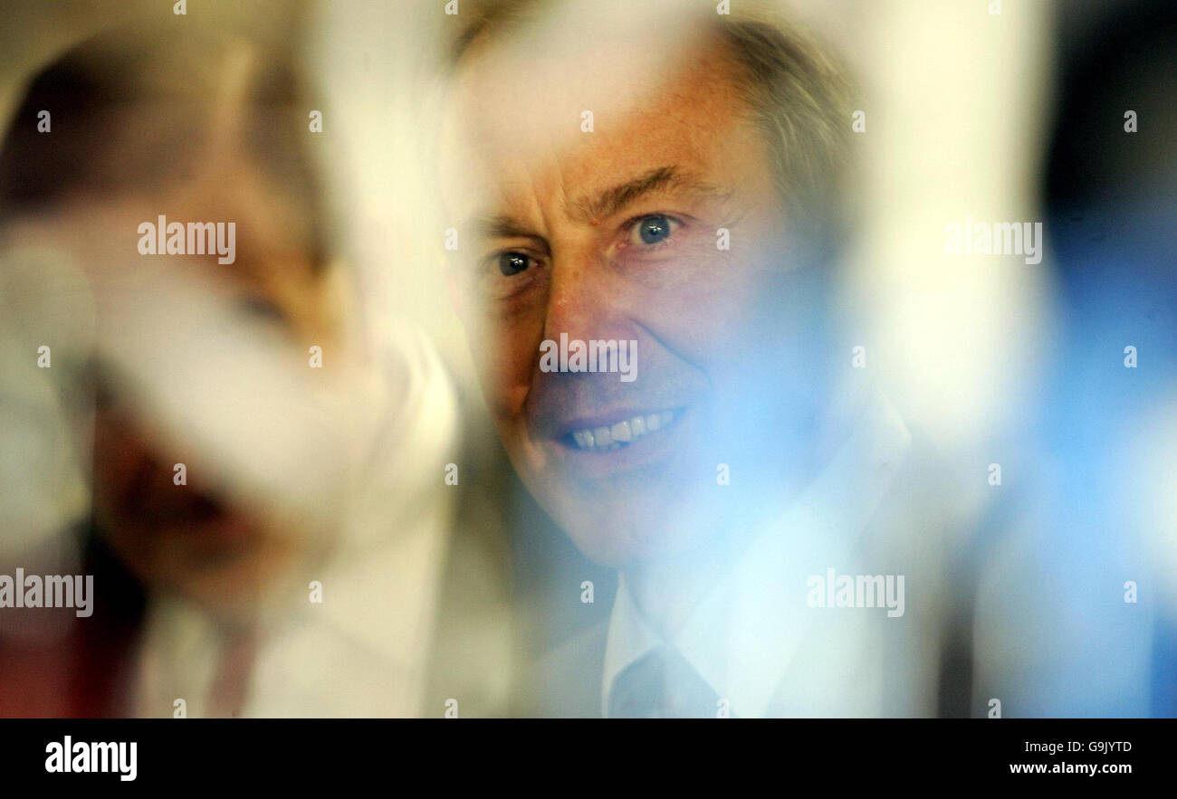 Head shot eye contact smiling mang hi-res stock photography and images ...