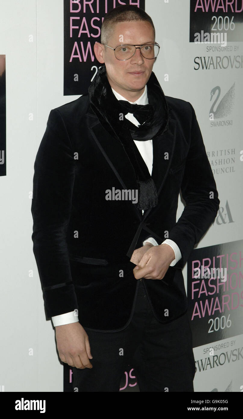 Designer Giles Deacon arrives for the 2006 British Fashion Awards at ...