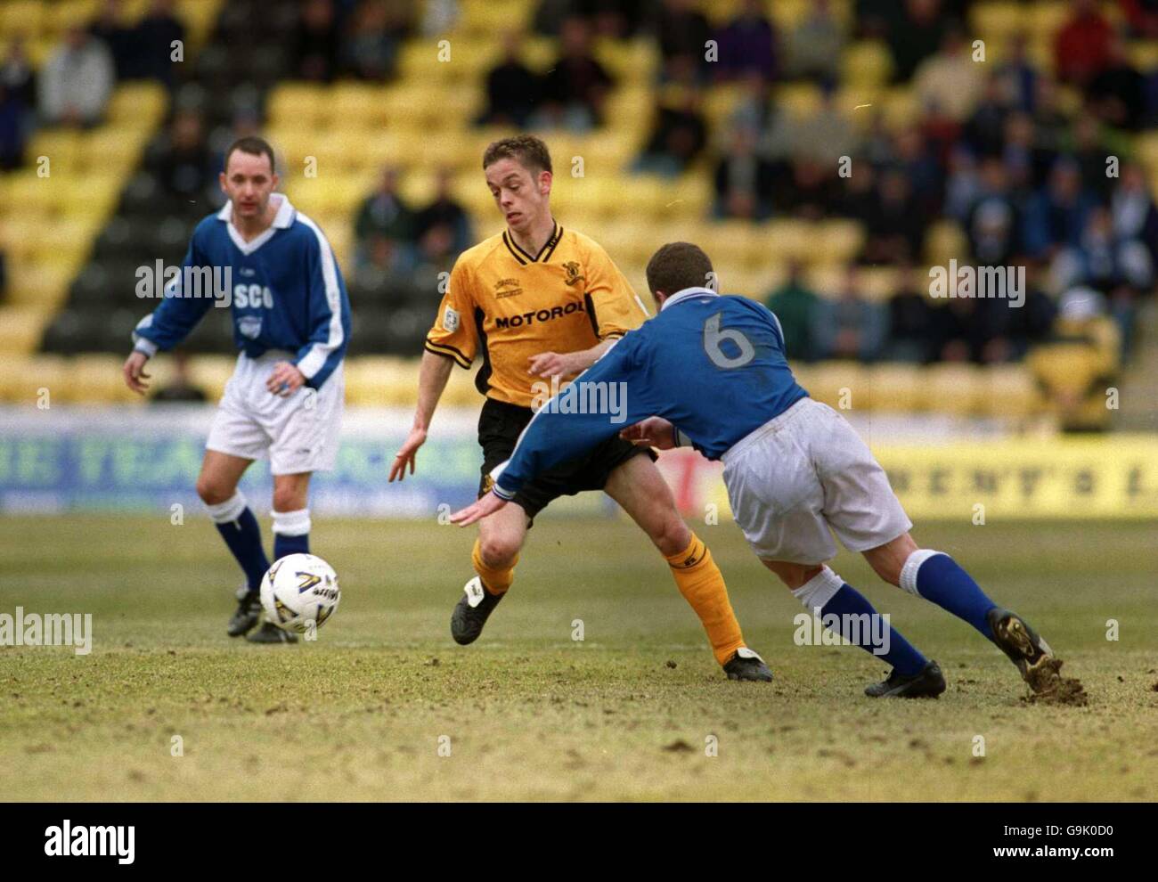 Livingstons david bingham l takes on peterheads andy gibson r hi-res ...