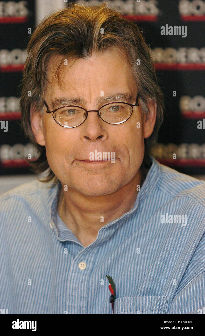 Author Stephen King signs copies of his latest book 'Lisey's Story', at ...