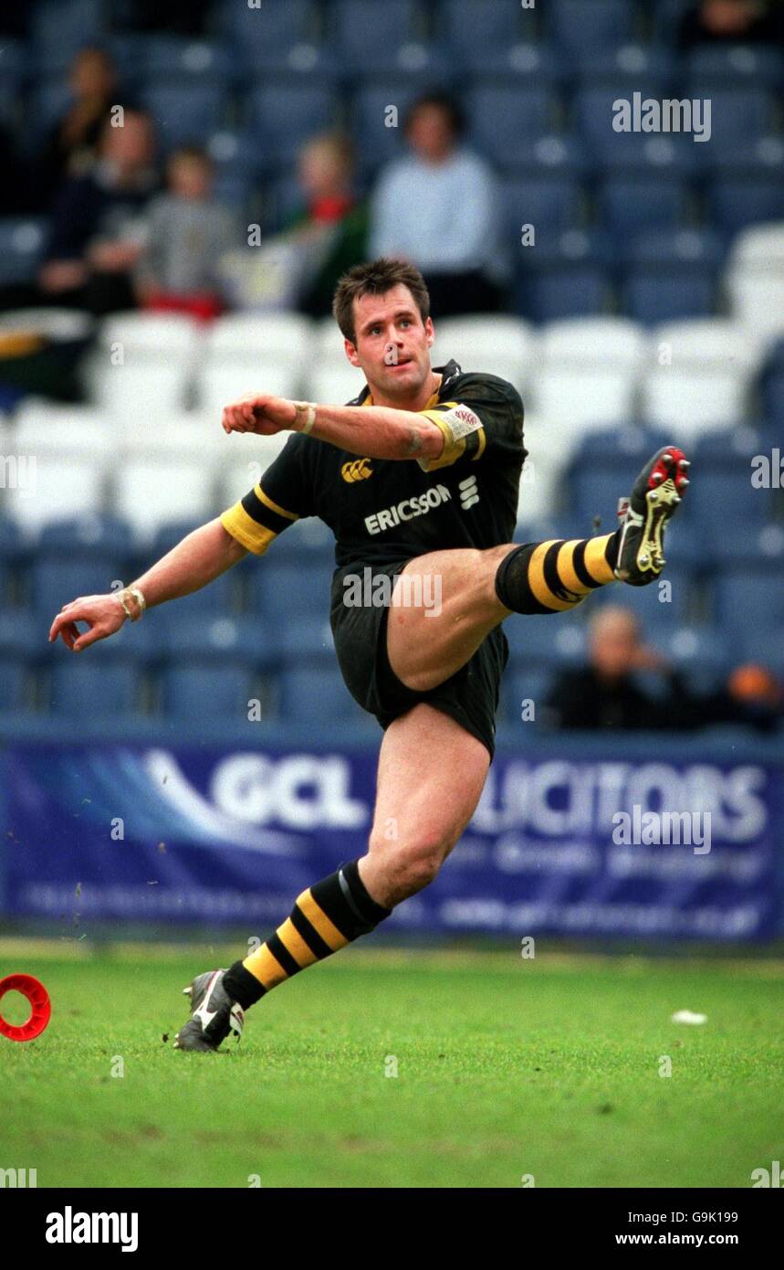 London wasps kenny logan kicks a conversion hi-res stock photography ...