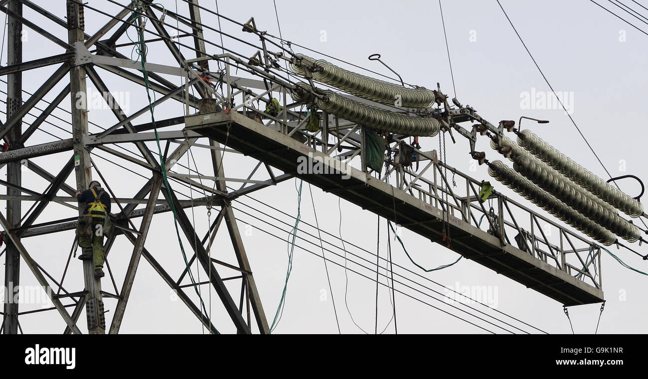 Linesman Erectors carry out the refurbishment of the Denny to ...