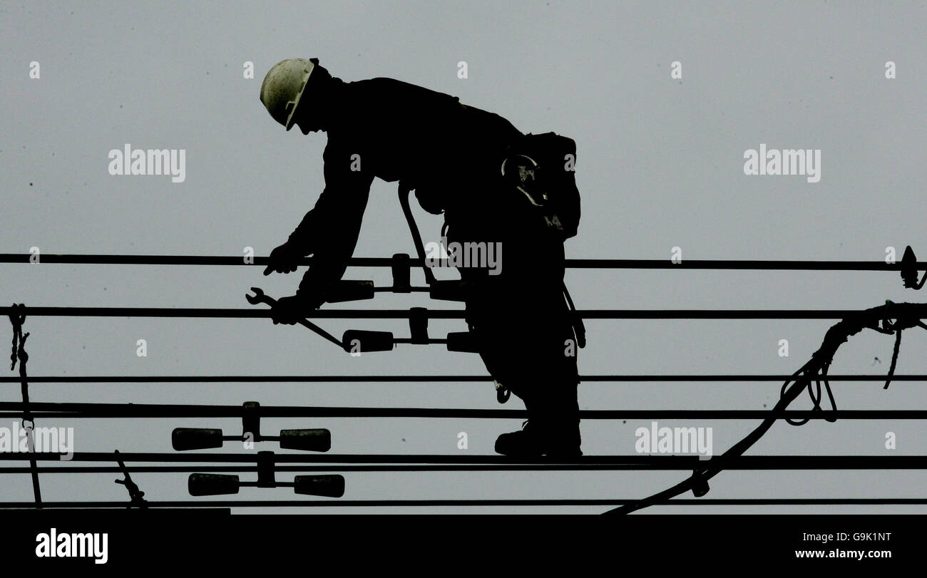 Linesman Erectors carry out the refurbishment of the Denny to ...