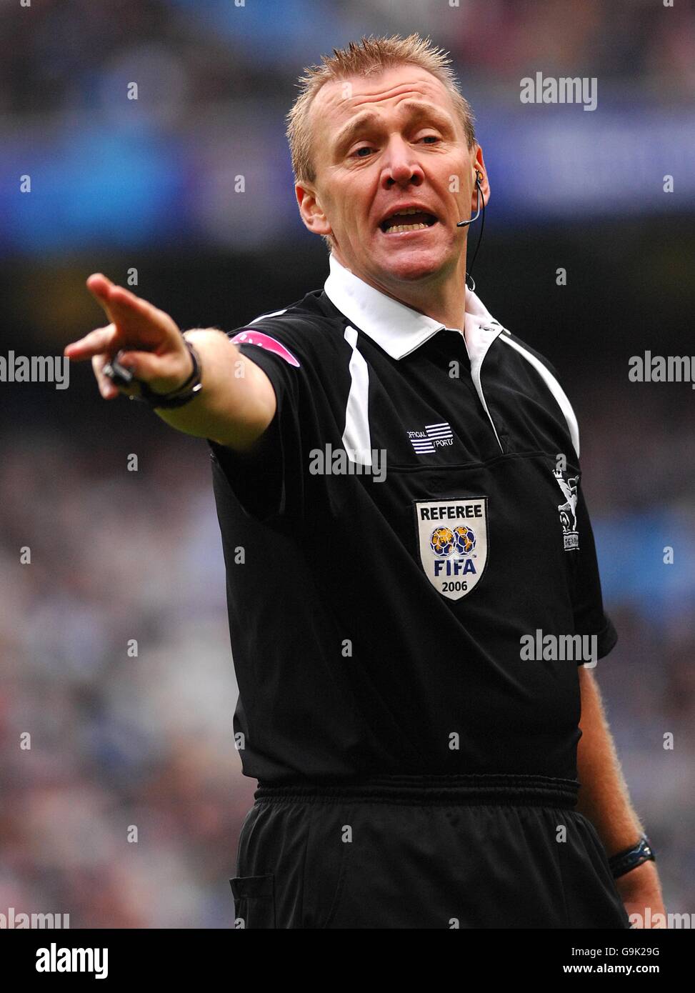Graham poll premier league referee hi-res stock photography and images ...