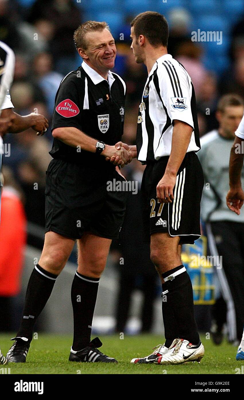 Graham poll premier league referee hi-res stock photography and images ...