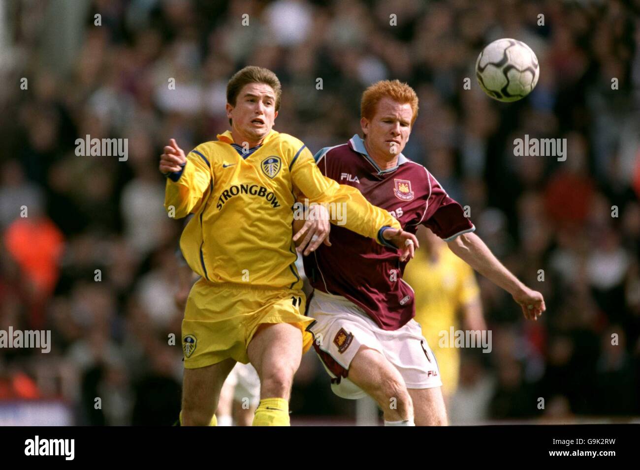 Leeds United's Harry Kewell battles with West Ham's Hayden Foxe Stock ...