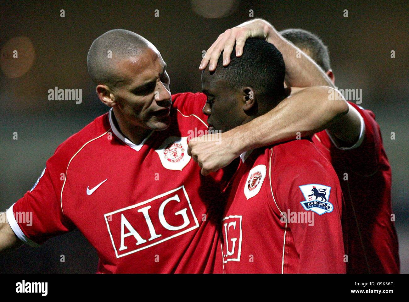 Manchester United players celebrate Louis Saha's (c) goal Stock Photo ...