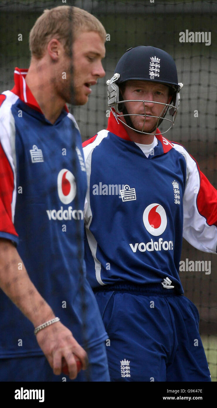 England's Paul Collingwood (right) talks to captain Andrew Flintoff ...