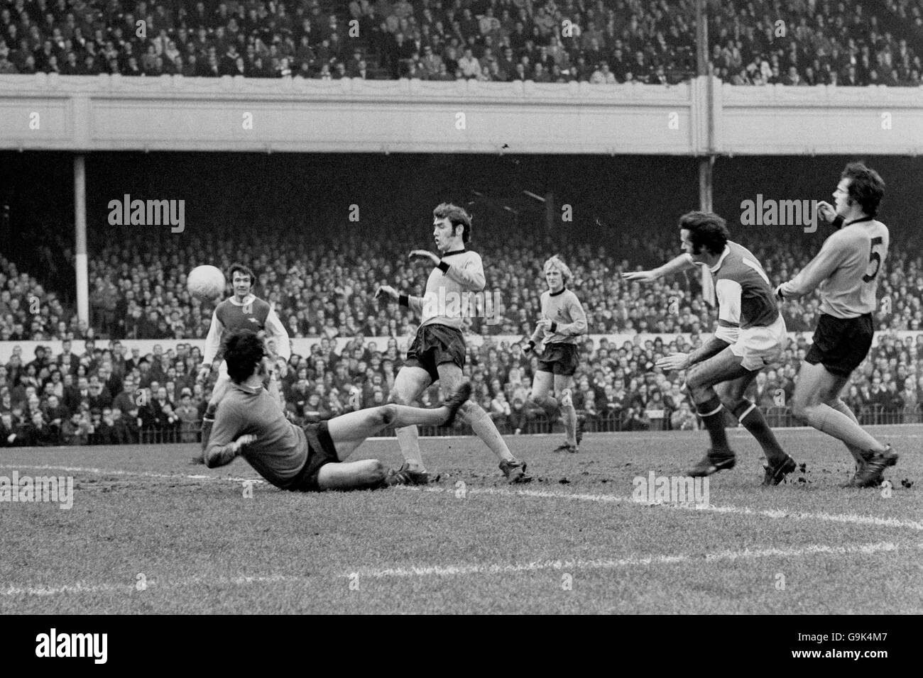 Arsenal's George Graham (second r) chips the ball past Wolverhampton ...