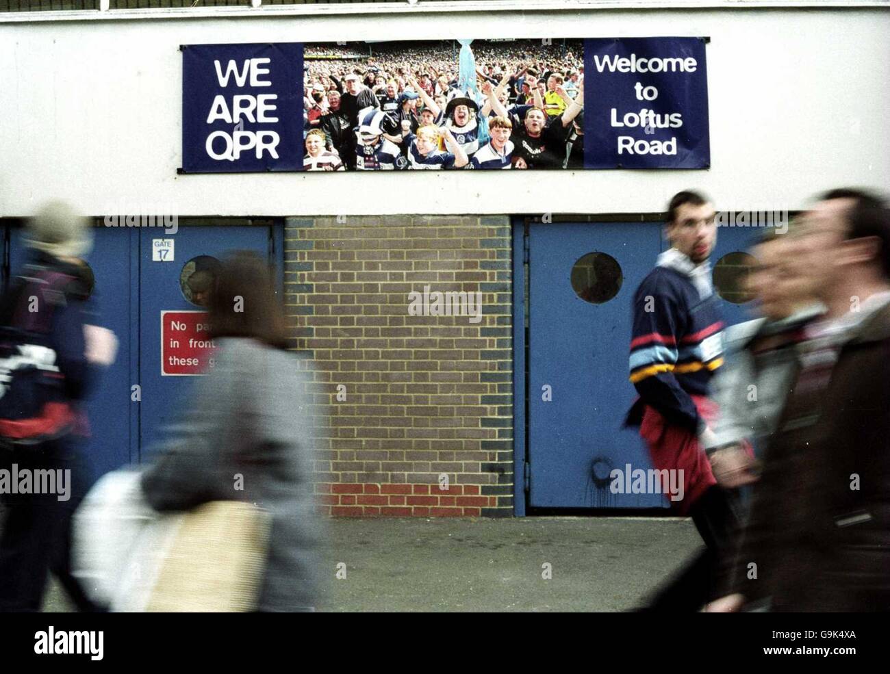 Queens park rangers fans outside the ground hi-res stock photography ...