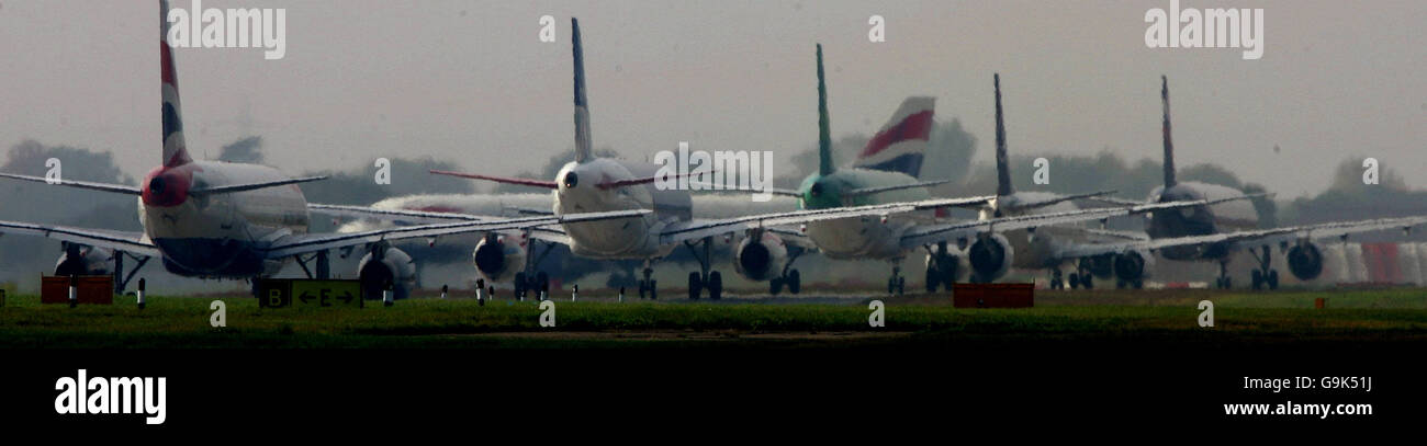 Planes queue heathrow hi-res stock photography and images - Alamy