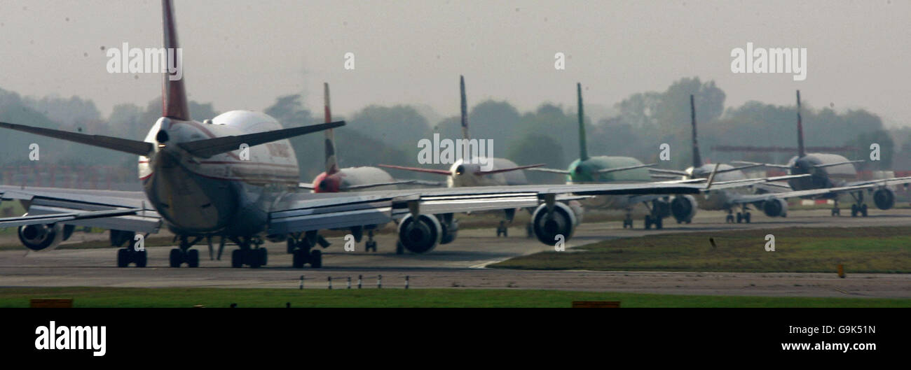 Airport aircraft hi-res stock photography and images - Alamy