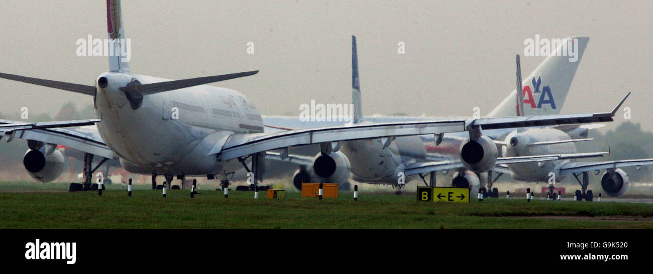 Heathrow airport. Aircraft queue at Heathrow airport Stock Photo - Alamy