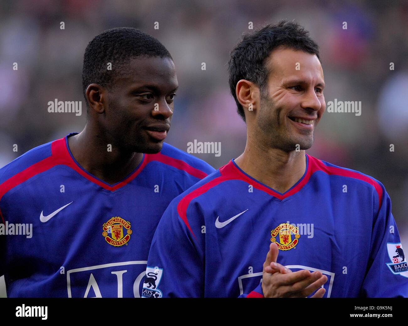 Manchester united players louis saha ryan giggs the match hi-res stock ...