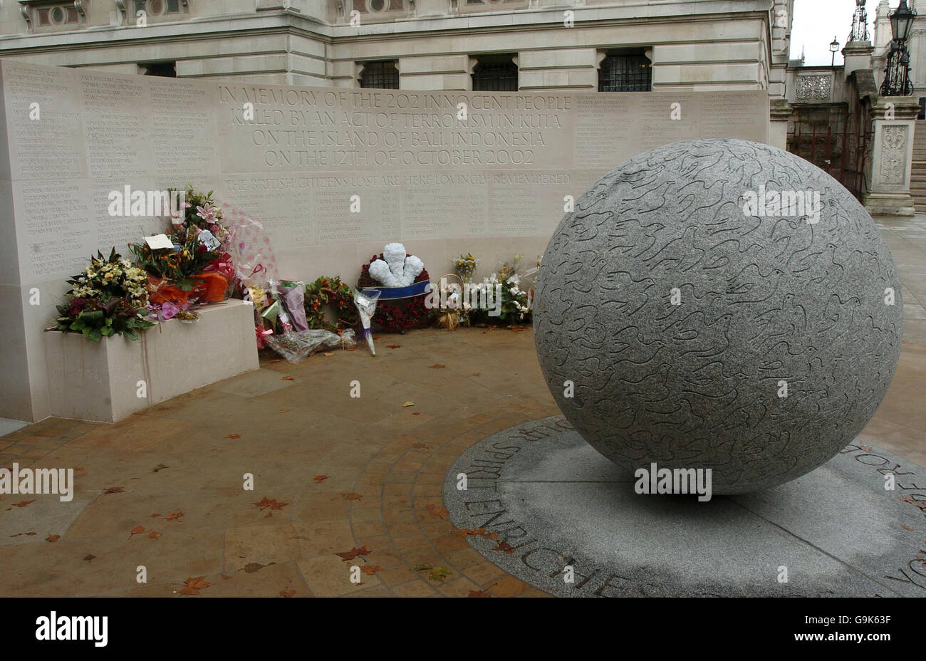 Bali bombing 2002 memorial victims hi-res stock photography and images ...
