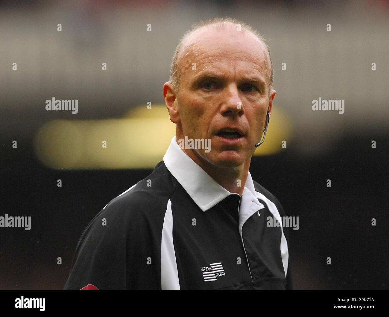Football referee steve bennett hi-res stock photography and images - Alamy