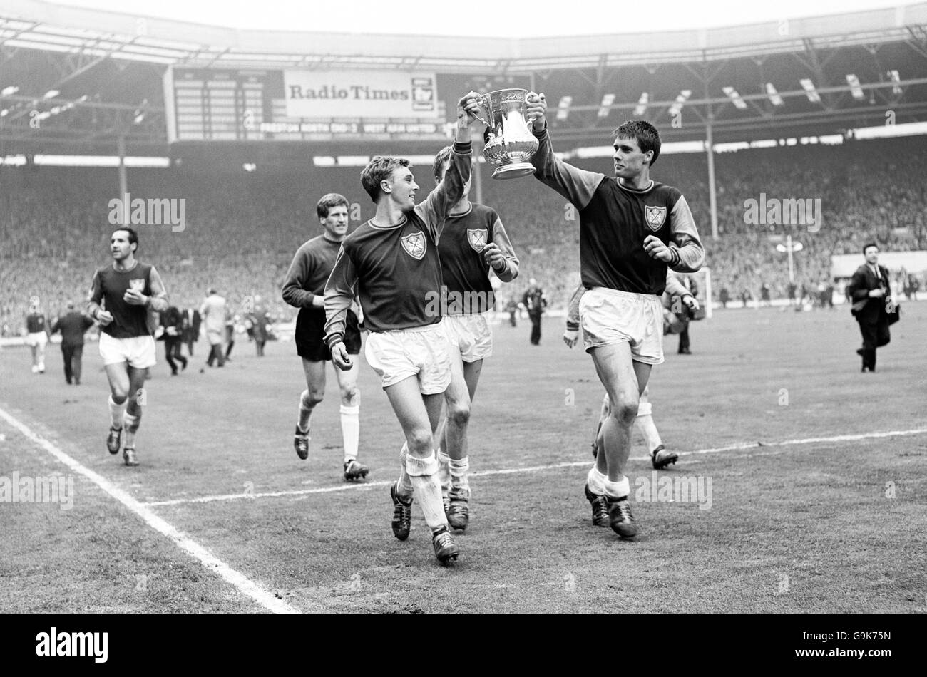 West ham fa cup final 1964 hi-res stock photography and images - Alamy