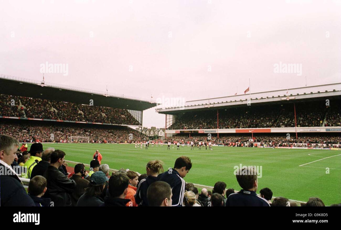 Fan and players observe the minute's silence for former Arsenal player ...