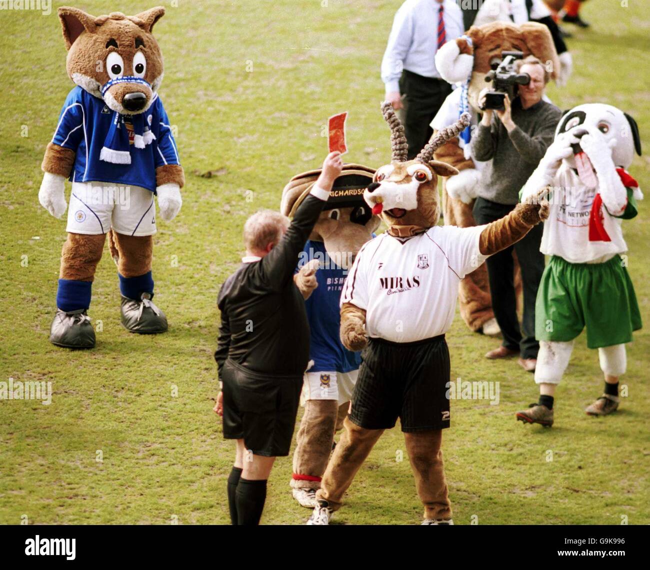 Emp01 red card mascots match football utd hi-res stock photography and ...