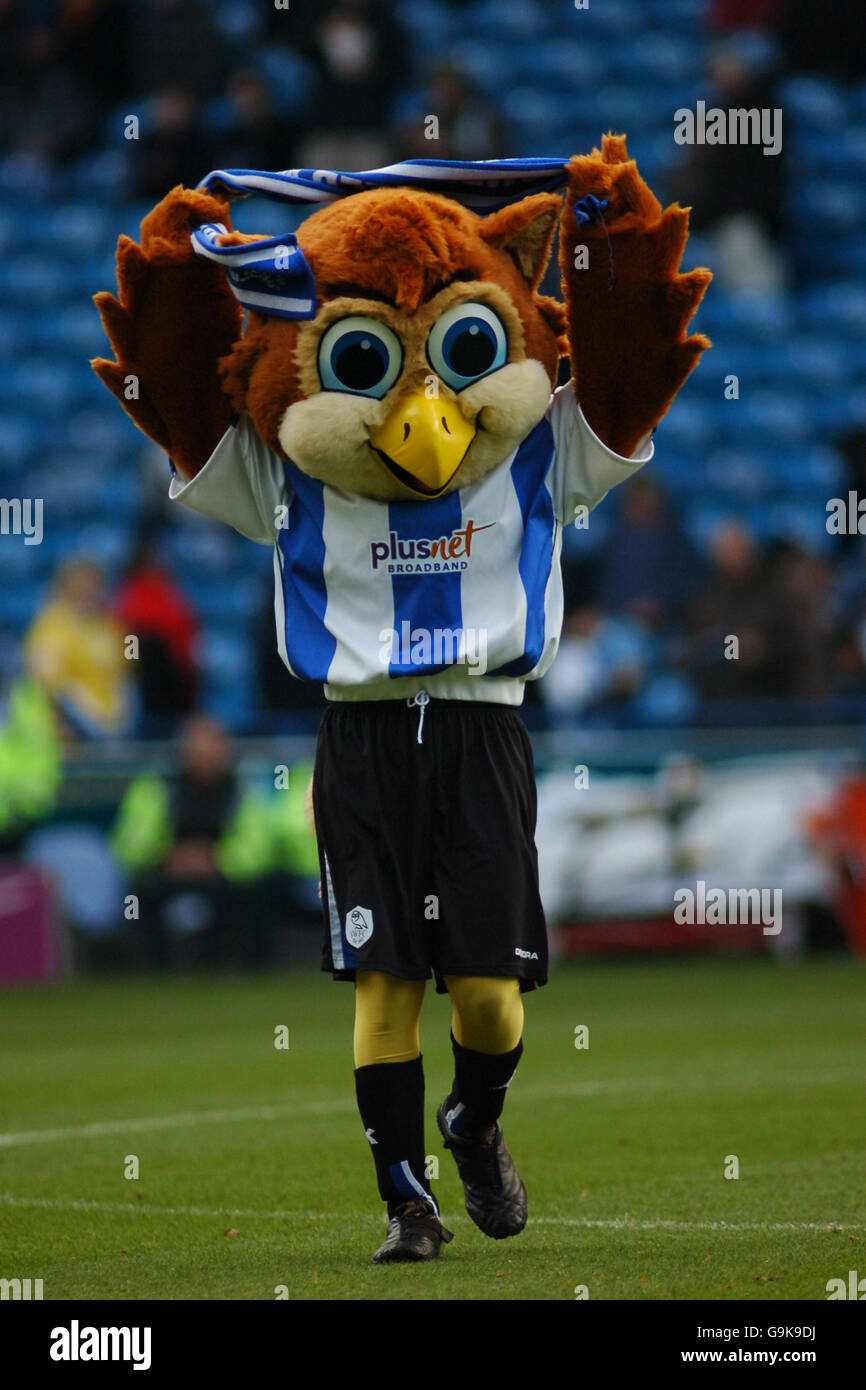 Sheffield wednesday mascot barney owl hi-res stock photography and ...