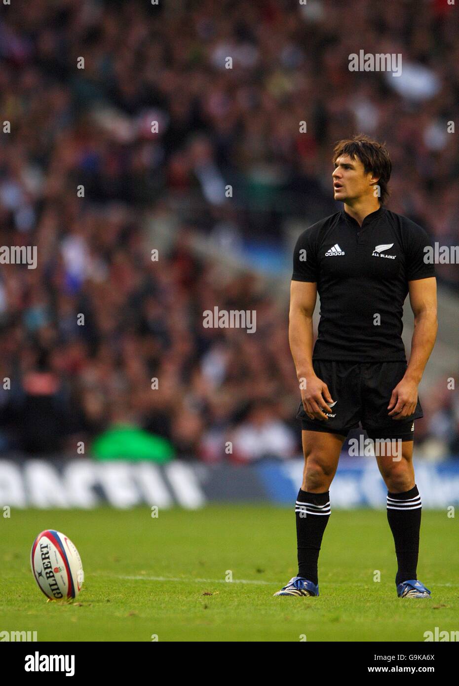 New Zealand's Dan Carter preparing to take a conversion Stock Photo - Alamy