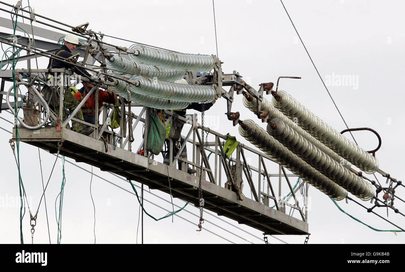 Linesman Erectors carry out the refurbishment of the Denny to ...