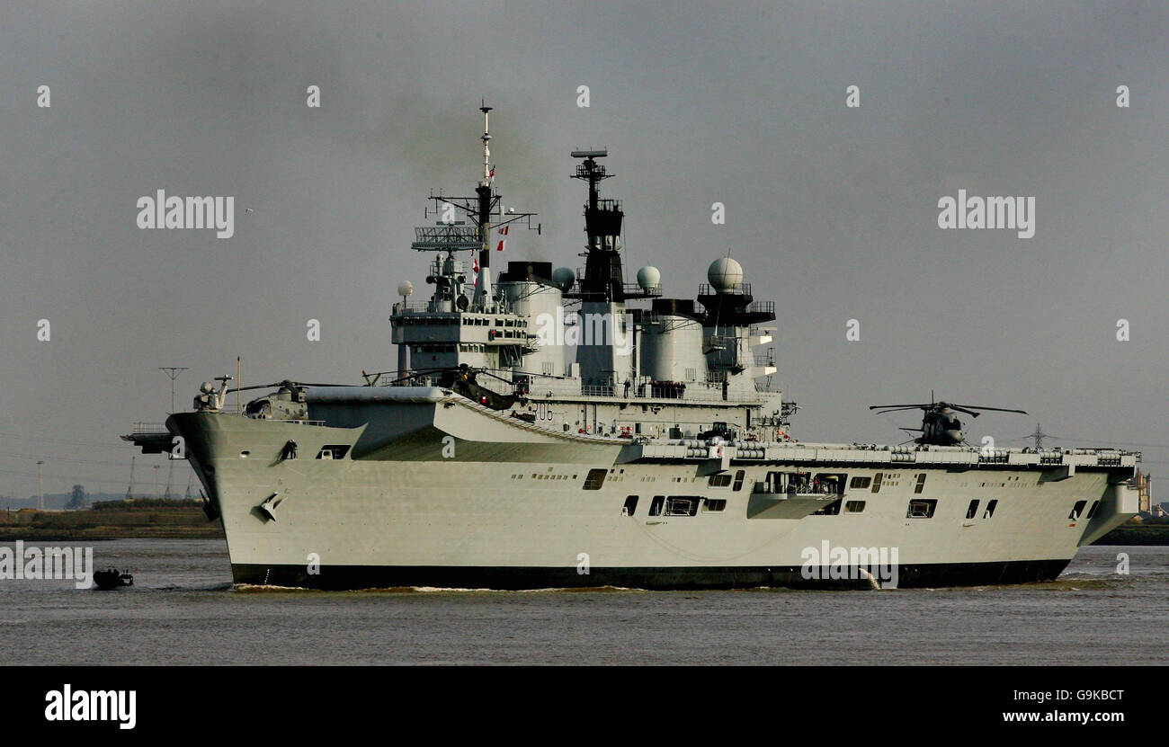 Full length side view ship mang hi-res stock photography and images - Alamy