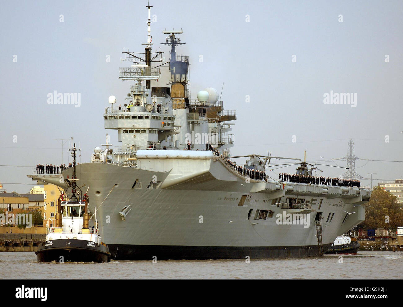 Royal Navy flagship HMS Illustrious journeys up the River Thames ...