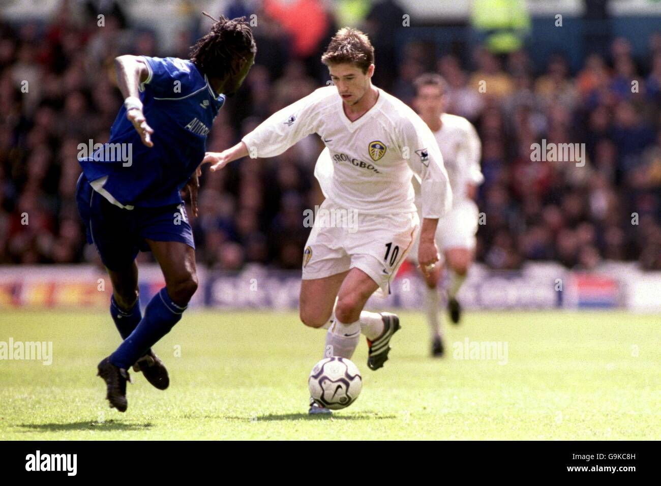 Leeds United's Harry Kewell takes on Chelsea's Mario Melchiot Stock ...