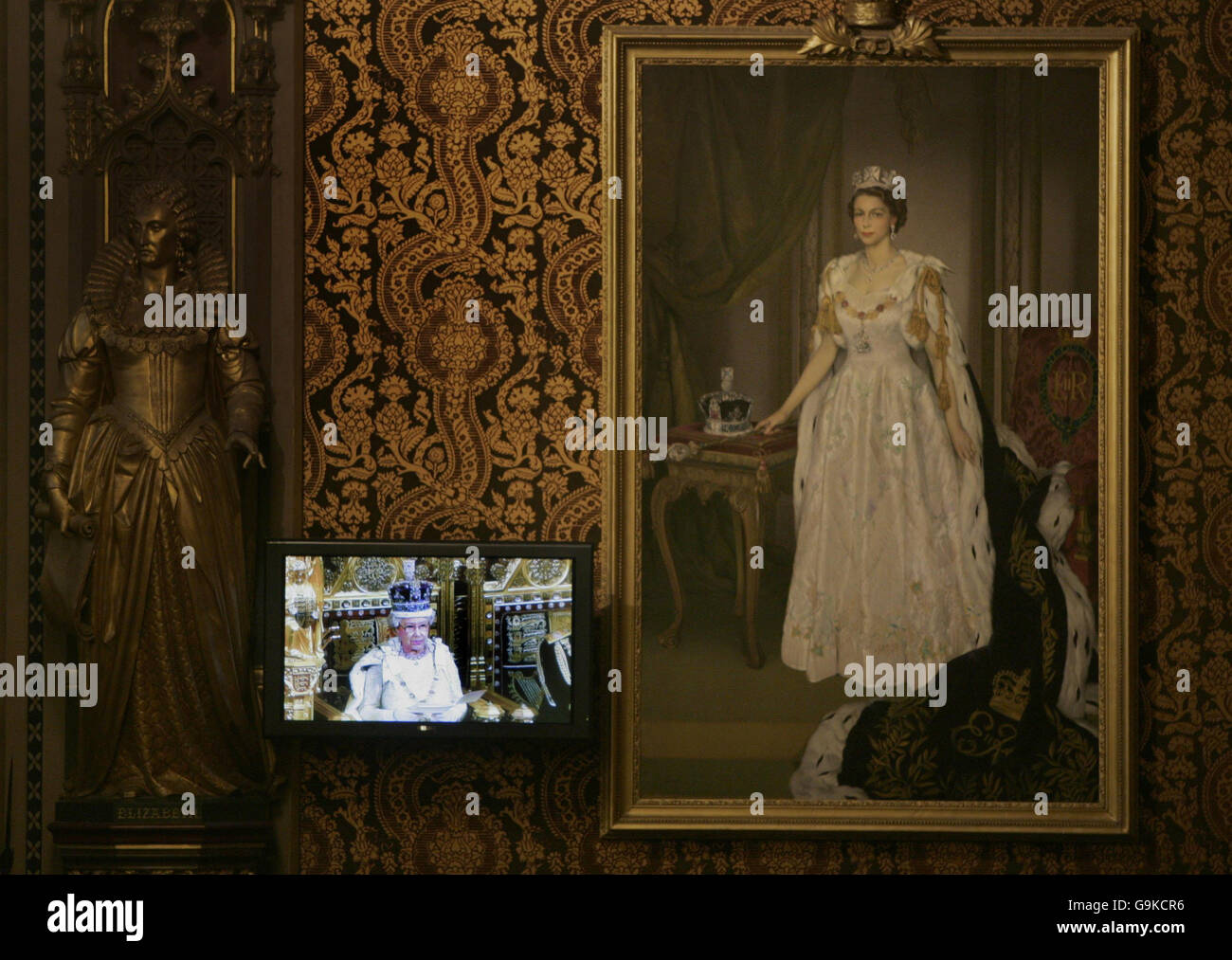 Queen elizabeth 11 tv hi-res stock photography and images - Alamy